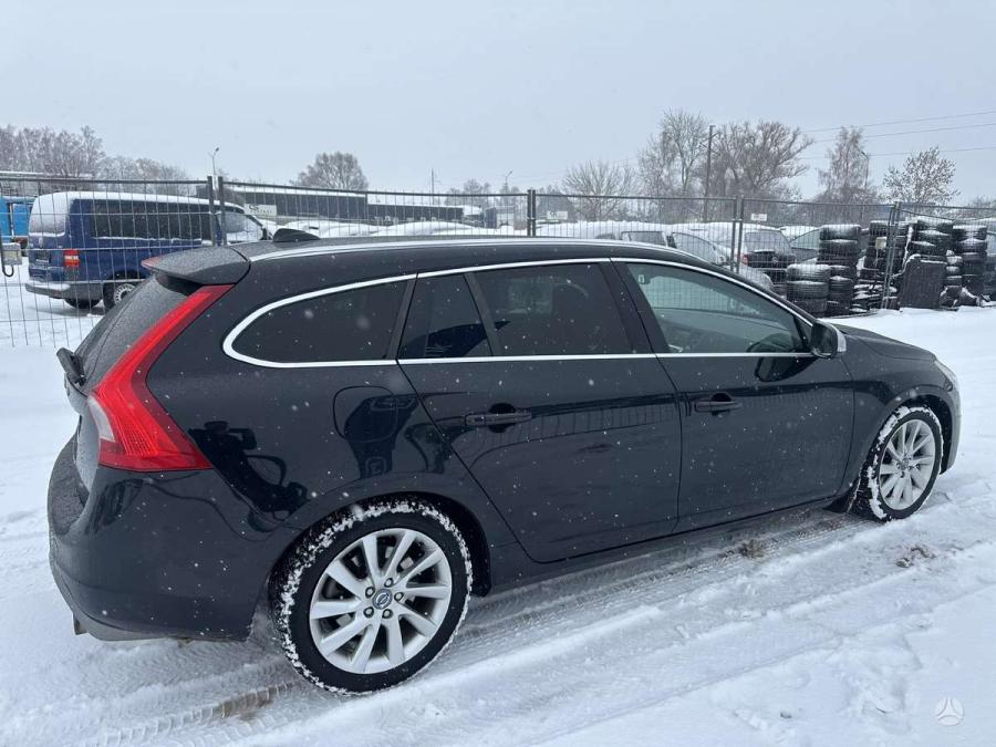 Black Volvo V60 2012 in Marijampole, with an engine capacity of 1.56 L and mileage of 216 thousand km for 5450 €, photo 4 on AUTOMOTO.COM.LV
