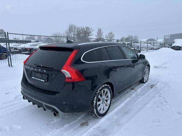 Black Volvo V60 2012 in Marijampole, with an engine capacity of 1.56 L and mileage of 216 thousand km for 5450 €, photo 5 on AUTOMOTO.COM.LV