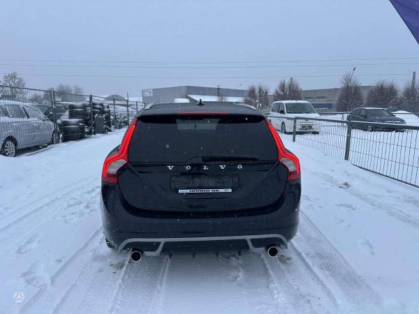 Black Volvo V60 2012 in Marijampole, with an engine capacity of 1.56 L and mileage of 216 thousand km for 5450 €, photo 6 on AUTOMOTO.COM.LV