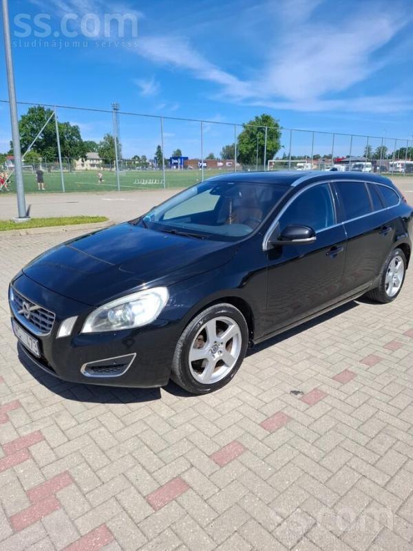 Black Volvo V60 2012 in Valmiera, with an engine capacity of 2.00 L and mileage of 296 thousand km for 6380 €, photo 1 on AUTOMOTO.COM.LV