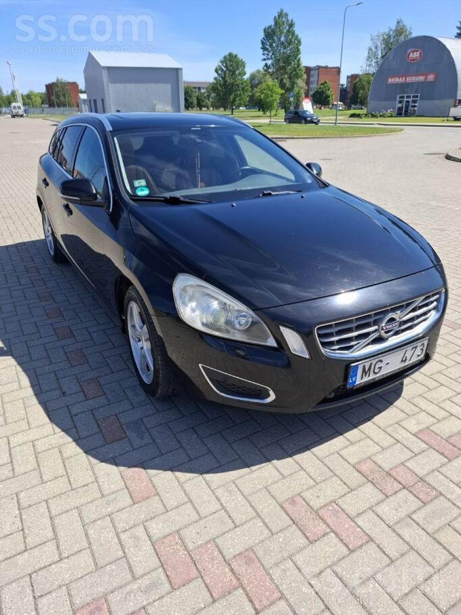 Black Volvo V60 2012 in Valmiera, with an engine capacity of 2.00 L and mileage of 296 thousand km for 6380 €, photo 2 on AUTOMOTO.COM.LV