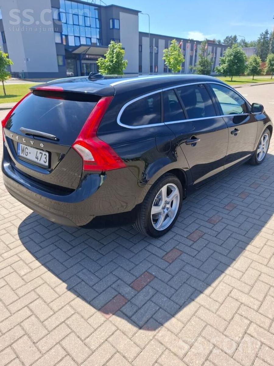 Black Volvo V60 2012 in Valmiera, with an engine capacity of 2.00 L and mileage of 296 thousand km for 6380 €, photo 3 on AUTOMOTO.COM.LV