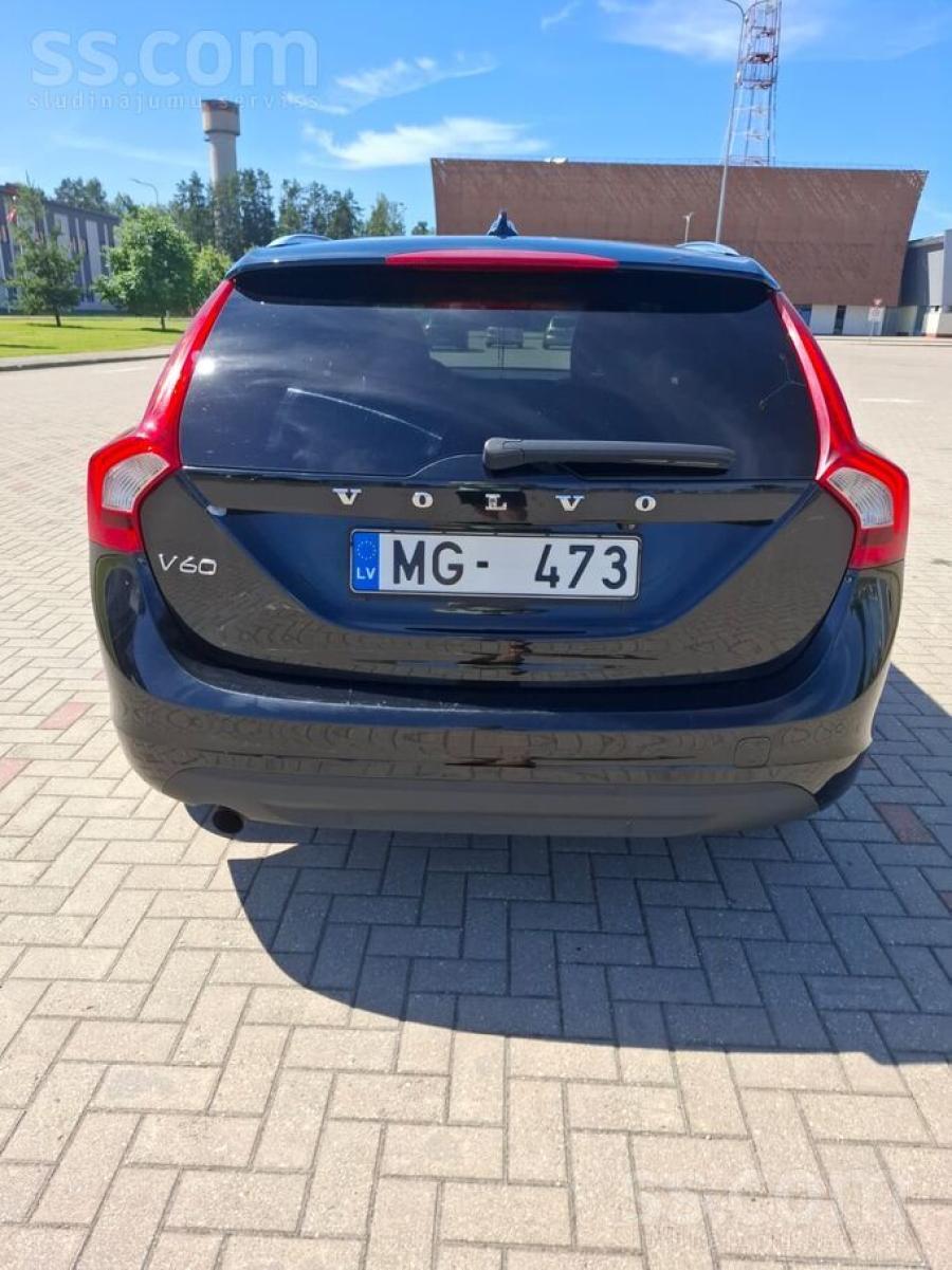 Black Volvo V60 2012 in Valmiera, with an engine capacity of 2.00 L and mileage of 296 thousand km for 6380 €, photo 4 on AUTOMOTO.COM.LV