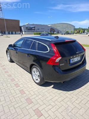 Black Volvo V60 2012 in Valmiera, with an engine capacity of 2.00 L and mileage of 296 thousand km for 6380 €, photo 5 on AUTOMOTO.COM.LV