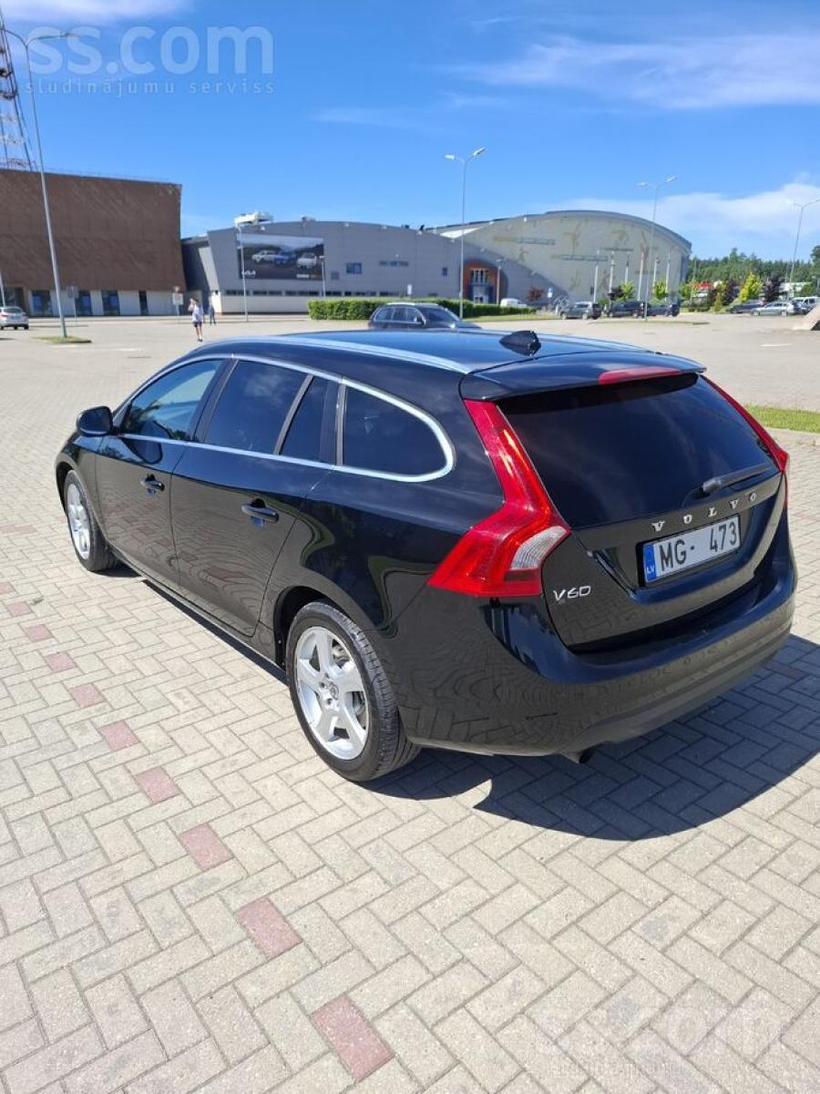 Black Volvo V60 2012 in Valmiera, with an engine capacity of 2.00 L and mileage of 296 thousand km for 6380 €, photo 5 on AUTOMOTO.COM.LV