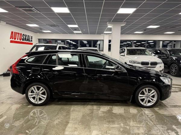 Black Volvo V60 2012 in Klaipeda, with an engine capacity of 2.40 L and mileage of 263 thousand km for 7400 €, photo 7 on AUTOMOTO.COM.LV