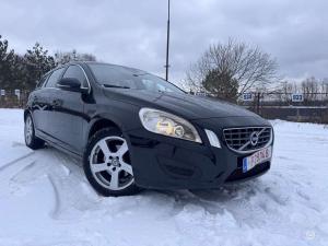 Melns Volvo V60 2012 Alīta, ar dzinēja tilpumu 1.98 L un nobraukumu 278 tūkst. km par 5550 €, foto  vietnē AUTOMOTO.COM.LV