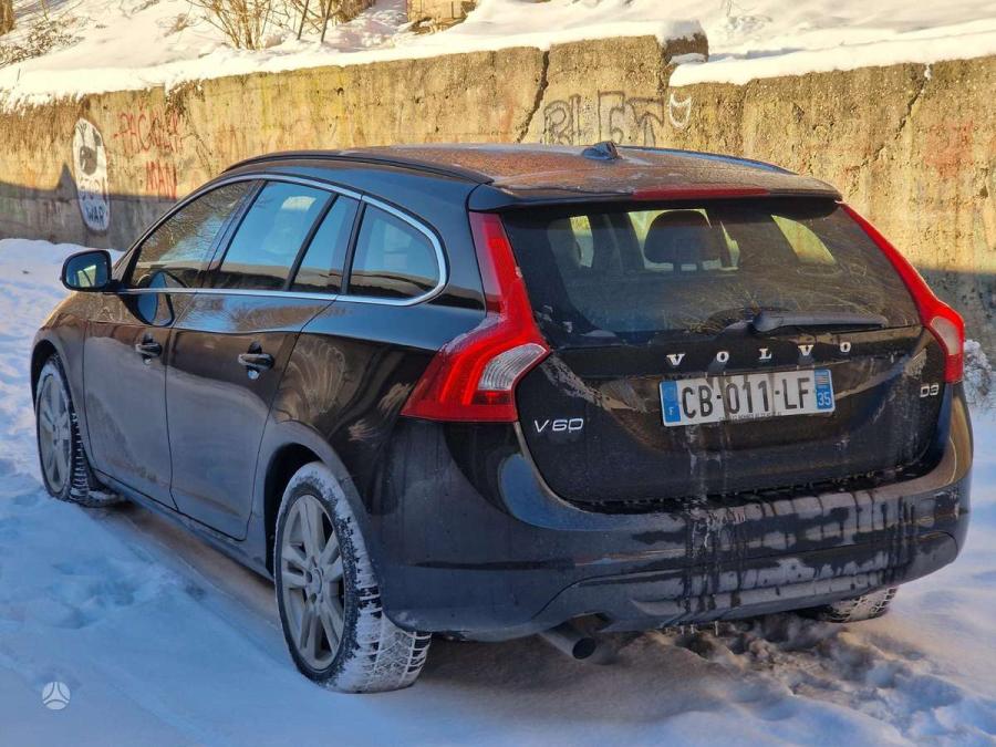 Black Volvo V60 2012 in Kaunas, with an engine capacity of 1.98 L and mileage of 280 thousand km for 6250 €, photo 3 on AUTOMOTO.COM.LV