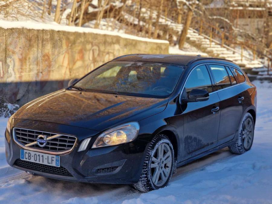 Black Volvo V60 2012 in Kaunas, with an engine capacity of 1.98 L and mileage of 280 thousand km for 6250 €, photo 6 on AUTOMOTO.COM.LV
