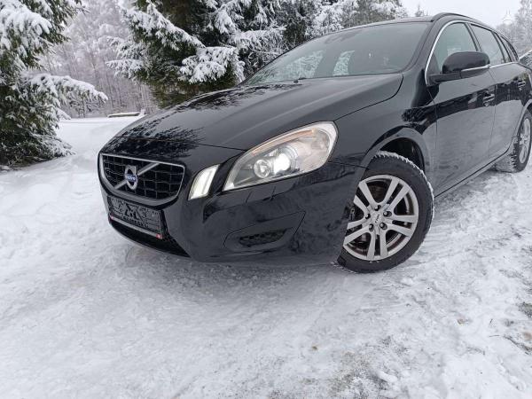 Black Volvo V60 2012 in Varena, with an engine capacity of 1.98 L and mileage of 263 thousand km for 5950 €, photo 1 on AUTOMOTO.COM.LV