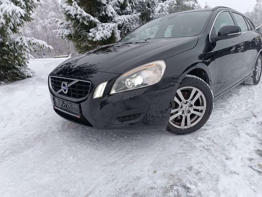 Black Volvo V60 2012 in Varena, with an engine capacity of 1.98 L and mileage of 263 thousand km for 5950 €, photo 1 on AUTOMOTO.COM.LV