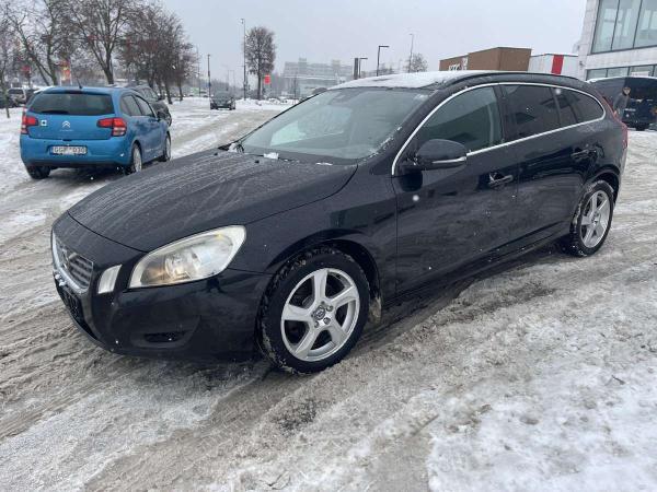 Black Volvo V60 2012 in Kaunas, with an engine capacity of 1.56 L and mileage of 234 thousand km for 4950 €, photo 2 on AUTOMOTO.COM.LV
