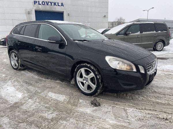 Black Volvo V60 2012 in Kaunas, with an engine capacity of 1.56 L and mileage of 234 thousand km for 4950 €, photo 5 on AUTOMOTO.COM.LV