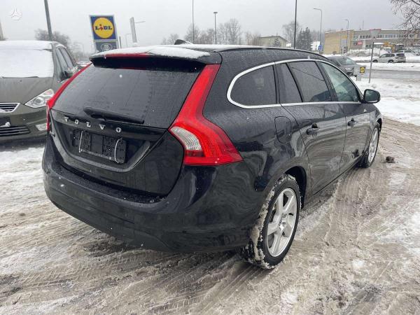 Black Volvo V60 2012 in Kaunas, with an engine capacity of 1.56 L and mileage of 234 thousand km for 4950 €, photo 10 on AUTOMOTO.COM.LV