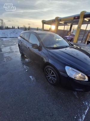 Black Volvo V60 2012 in Utena, with an engine capacity of 2.00 L and mileage of 384 thousand km for 5300 €, photo 3 on AUTOMOTO.COM.LV