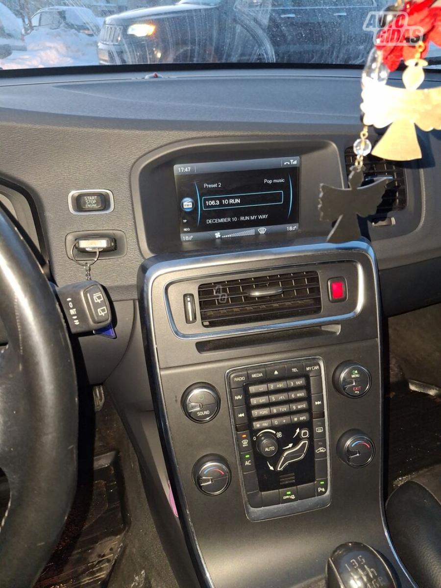 Black Volvo V60 2012 in Utena, with an engine capacity of 2.00 L and mileage of 384 thousand km for 5300 €, photo 11 on AUTOMOTO.COM.LV