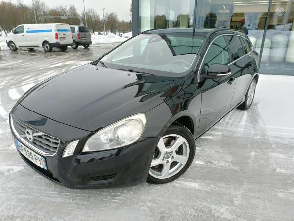 Black Volvo V60 2012 in Klaipeda, with an engine capacity of 2.40 L and mileage of 255 thousand km for 6950 €, photo 2 on AUTOMOTO.COM.LV