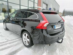Black Volvo V60 2012 in Klaipeda, with an engine capacity of 2.40 L and mileage of 255 thousand km for 6950 €, photo 3 on AUTOMOTO.COM.LV