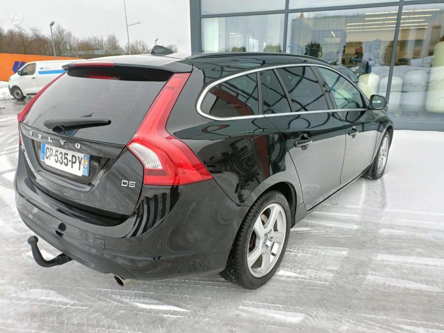 Black Volvo V60 2012 in Klaipeda, with an engine capacity of 2.40 L and mileage of 255 thousand km for 6950 €, photo 4 on AUTOMOTO.COM.LV
