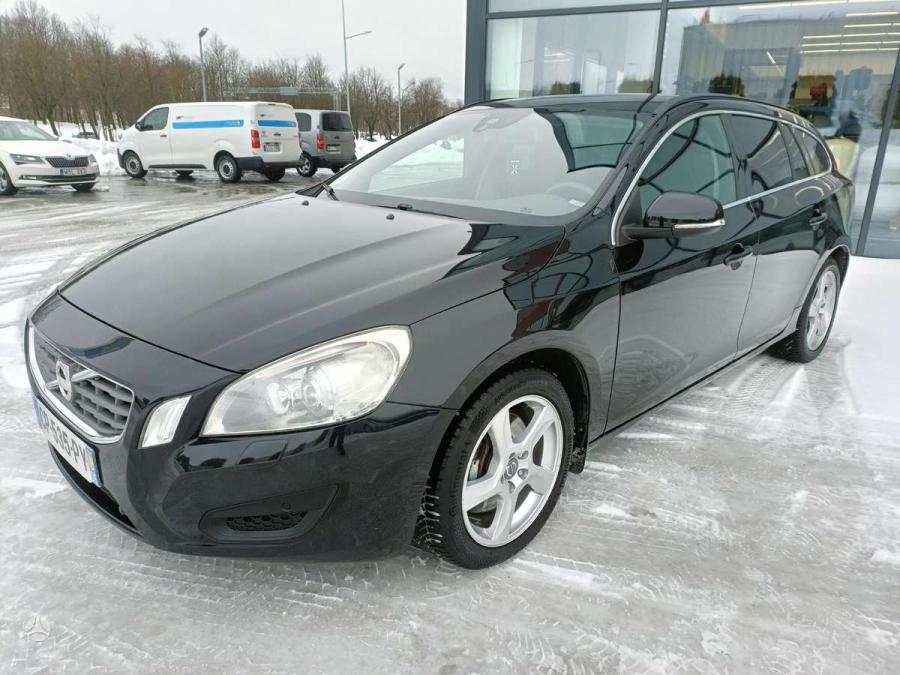 Black Volvo V60 2012 in Klaipeda, with an engine capacity of 2.40 L and mileage of 255 thousand km for 6950 €, photo 16 on AUTOMOTO.COM.LV