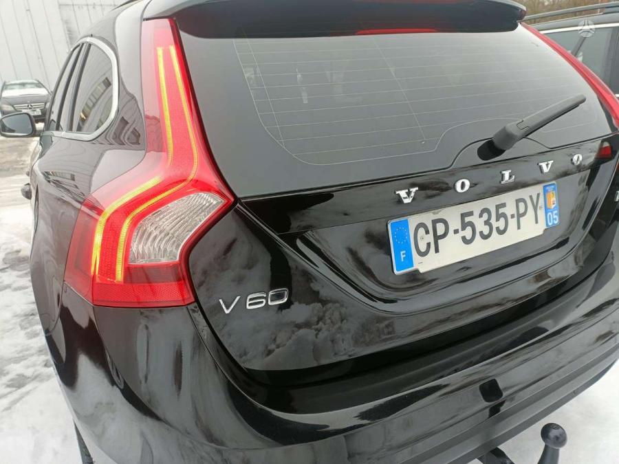 Black Volvo V60 2012 in Klaipeda, with an engine capacity of 2.40 L and mileage of 255 thousand km for 6950 €, photo 20 on AUTOMOTO.COM.LV