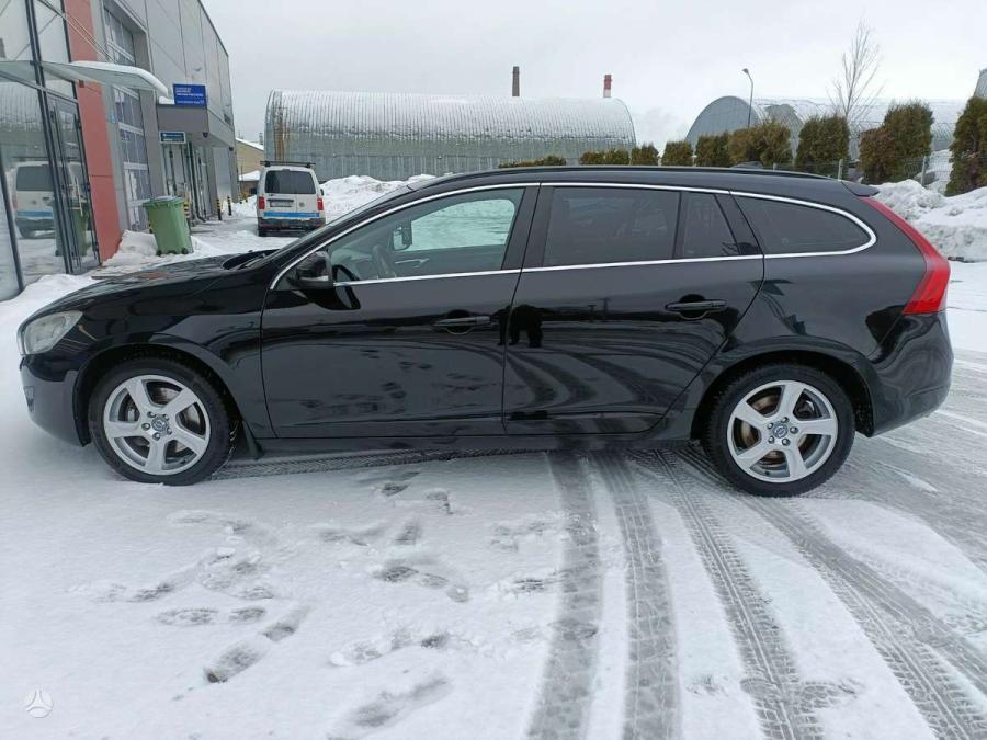 Black Volvo V60 2012 in Klaipeda, with an engine capacity of 2.40 L and mileage of 255 thousand km for 6950 €, photo 30 on AUTOMOTO.COM.LV