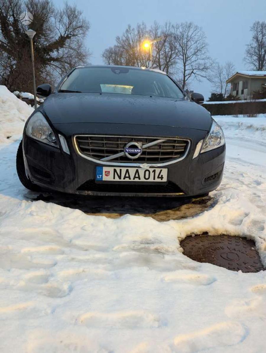 Black Volvo V60 2012 in Klaipeda, with an engine capacity of 1.56 L and mileage of 298 thousand km for 4499 €, photo 1 on AUTOMOTO.COM.LV