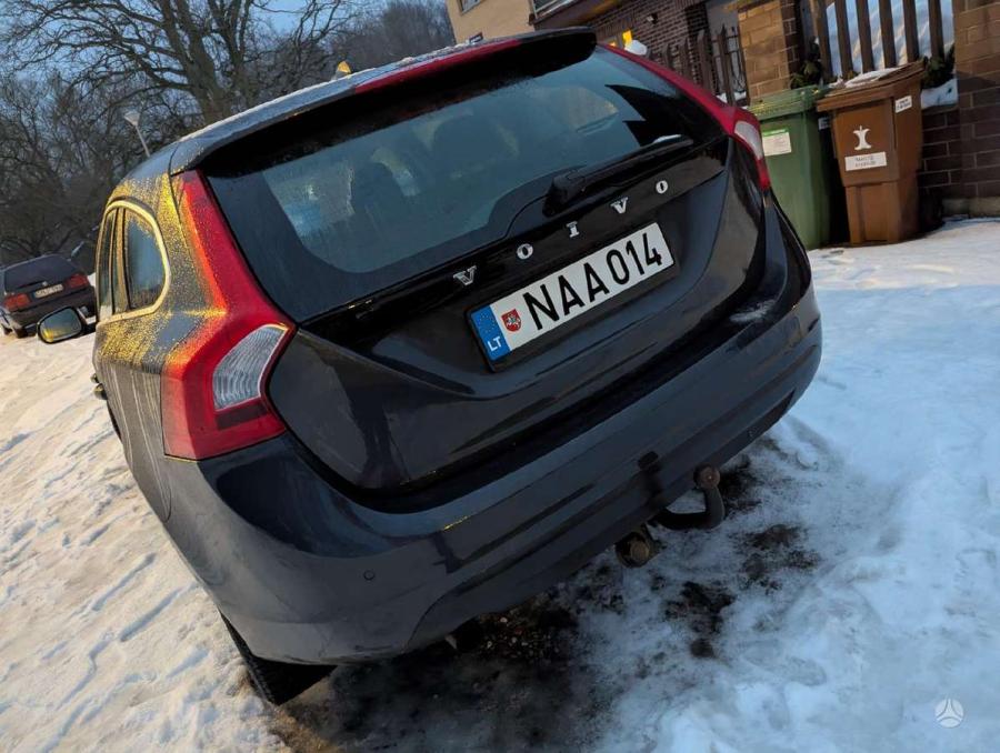 Black Volvo V60 2012 in Klaipeda, with an engine capacity of 1.56 L and mileage of 298 thousand km for 4499 €, photo 3 on AUTOMOTO.COM.LV