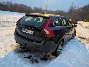 Black Volvo V60 2012 in Klaipeda, with an engine capacity of 1.56 L and mileage of 298 thousand km for 4499 €, photo 4 on AUTOMOTO.COM.LV