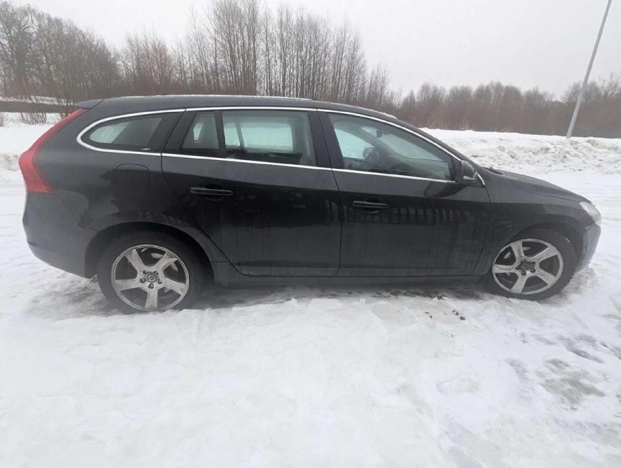 Black Volvo V60 2012 in Klaipeda, with an engine capacity of 1.56 L and mileage of 298 thousand km for 4499 €, photo 7 on AUTOMOTO.COM.LV