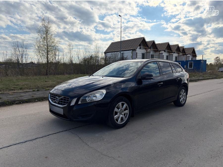Melns Volvo V60 2012 Panevēža, ar dzinēja tilpumu 1.60 L un nobraukumu 366 tūkst. km par 4750 €, foto 1 vietnē AUTOMOTO.COM.LV