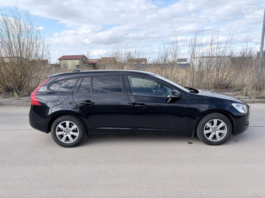 Melns Volvo V60 2012 Panevēža, ar dzinēja tilpumu 1.60 L un nobraukumu 366 tūkst. km par 4750 €, foto 7 vietnē AUTOMOTO.COM.LV