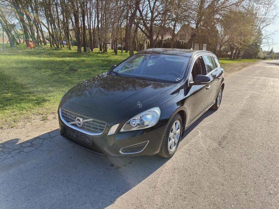 Black Volvo V60 2012 in Kaunas, with an engine capacity of 1.60 L and mileage of 300 thousand km for 4750 €, photo 1 on AUTOMOTO.COM.LV