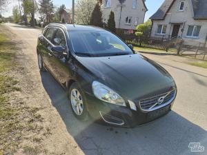 Black Volvo V60 2012 in Kaunas, with an engine capacity of 1.60 L and mileage of 300 thousand km for 4750 €, photo 3 on AUTOMOTO.COM.LV