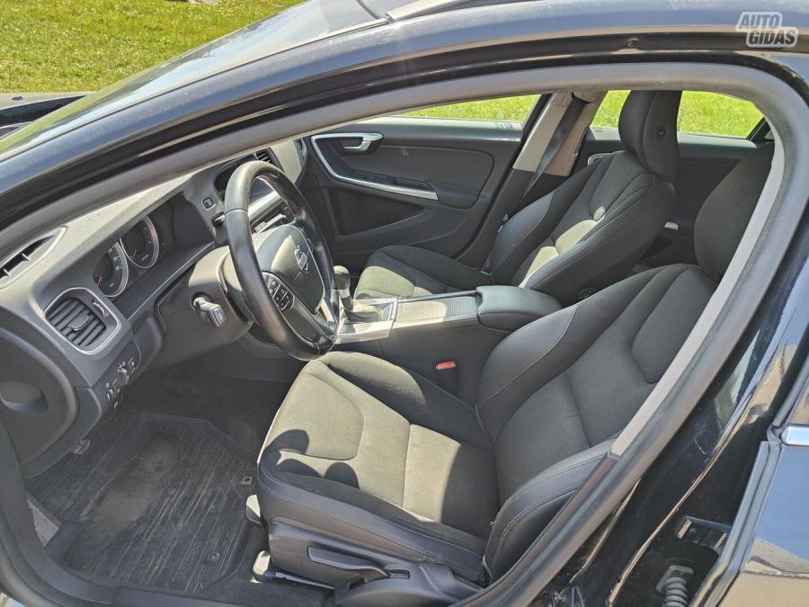 Black Volvo V60 2012 in Kaunas, with an engine capacity of 1.60 L and mileage of 300 thousand km for 4750 €, photo 6 on AUTOMOTO.COM.LV