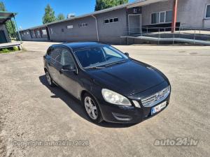 Black Volvo V60 2012 in Parnu, with an engine capacity of 1.60 L and mileage of 353 thousand km for 3999 €, photo 4 on AUTOMOTO.COM.LV