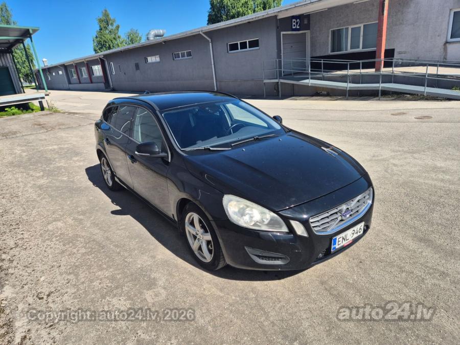 Black Volvo V60 2012 in Parnu, with an engine capacity of 1.60 L and mileage of 353 thousand km for 3999 €, photo 4 on AUTOMOTO.COM.LV