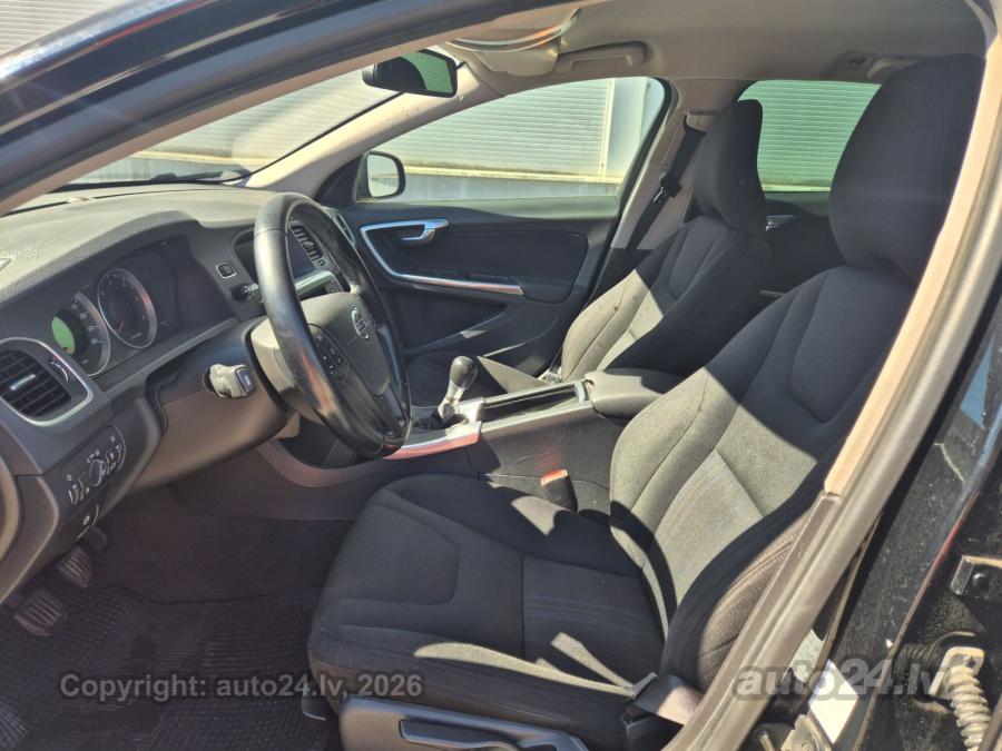 Black Volvo V60 2012 in Parnu, with an engine capacity of 1.60 L and mileage of 353 thousand km for 3999 €, photo 10 on AUTOMOTO.COM.LV