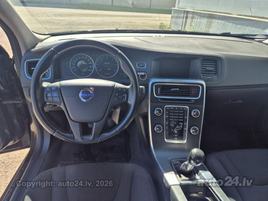 Black Volvo V60 2012 in Parnu, with an engine capacity of 1.60 L and mileage of 353 thousand km for 3999 €, photo 11 on AUTOMOTO.COM.LV