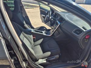 Black Volvo V60 2012 in Parnu, with an engine capacity of 1.60 L and mileage of 353 thousand km for 3999 €, photo 12 on AUTOMOTO.COM.LV
