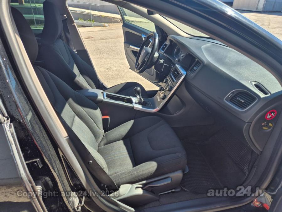 Black Volvo V60 2012 in Parnu, with an engine capacity of 1.60 L and mileage of 353 thousand km for 3999 €, photo 12 on AUTOMOTO.COM.LV