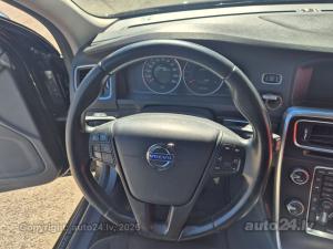 Black Volvo V60 2012 in Parnu, with an engine capacity of 1.60 L and mileage of 353 thousand km for 3999 €, photo 13 on AUTOMOTO.COM.LV