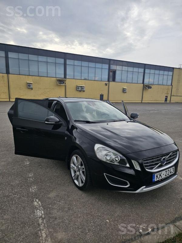 Melns Volvo V60 2012 Rīga, ar dzinēja tilpumu 1.60 L un nobraukumu 330 tūkst. km par 4450 €, foto 2 vietnē AUTOMOTO.COM.LV
