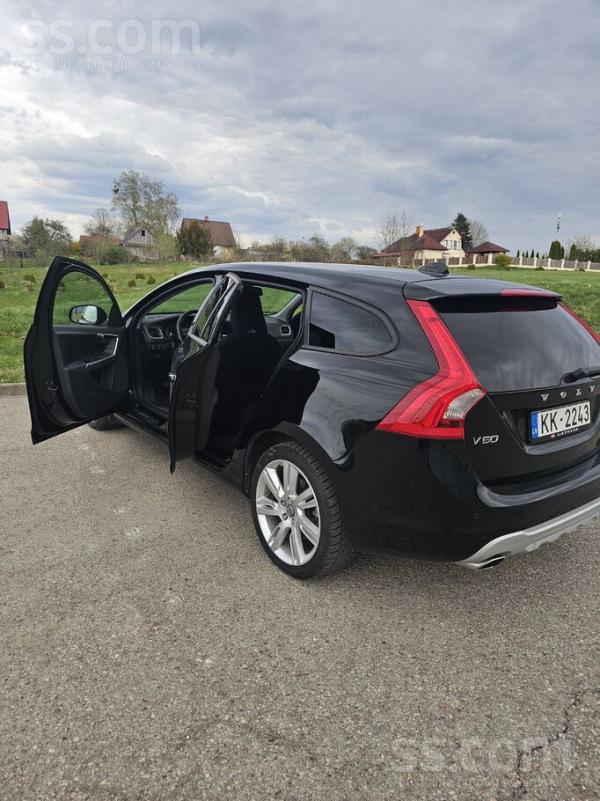 Melns Volvo V60 2012 Rīga, ar dzinēja tilpumu 1.60 L un nobraukumu 330 tūkst. km par 4450 €, foto 3 vietnē AUTOMOTO.COM.LV