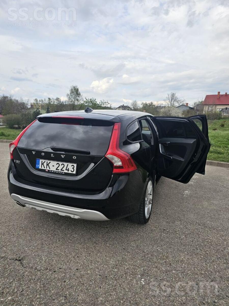 Black Volvo V60 2012 in Riga, with an engine capacity of 1.60 L and mileage of 330 thousand km for 4450 €, photo 5 on AUTOMOTO.COM.LV