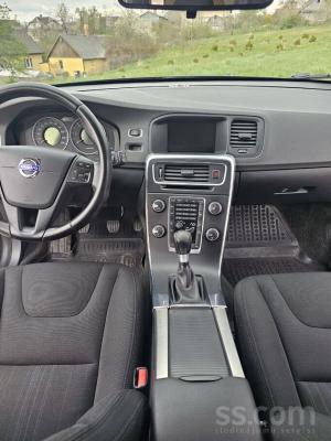Black Volvo V60 2012 in Riga, with an engine capacity of 1.60 L and mileage of 330 thousand km for 4450 €, photo 6 on AUTOMOTO.COM.LV