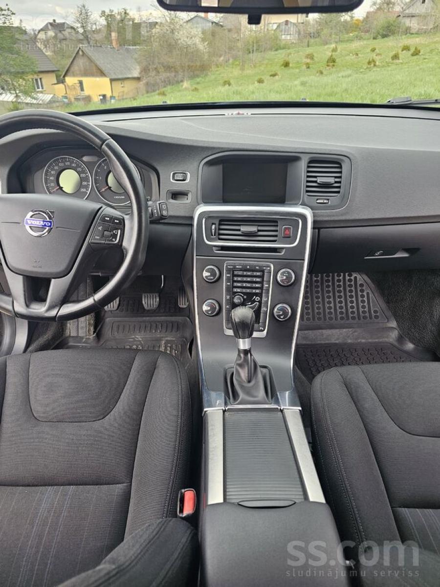 Black Volvo V60 2012 in Riga, with an engine capacity of 1.60 L and mileage of 330 thousand km for 4450 €, photo 6 on AUTOMOTO.COM.LV