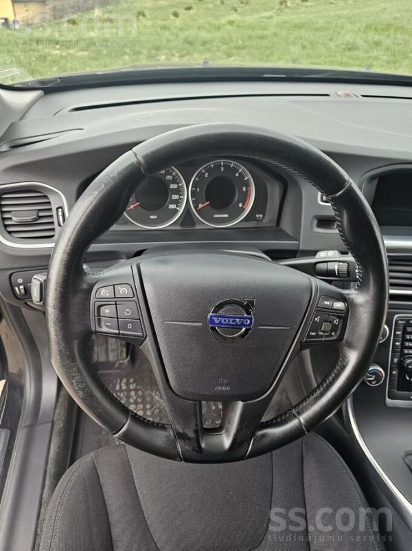 Melns Volvo V60 2012 Rīga, ar dzinēja tilpumu 1.60 L un nobraukumu 330 tūkst. km par 4450 €, foto 7 vietnē AUTOMOTO.COM.LV