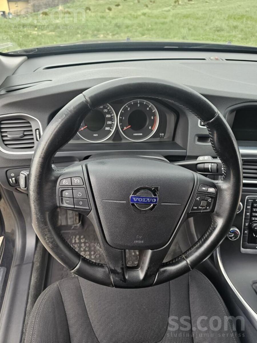 Black Volvo V60 2012 in Riga, with an engine capacity of 1.60 L and mileage of 330 thousand km for 4450 €, photo 8 on AUTOMOTO.COM.LV