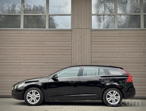Melns Volvo V60 2012 Jelgava, ar dzinēja tilpumu 2.00 L un nobraukumu 0 tūkst. km par 6850 €, foto 7 vietnē AUTOMOTO.COM.LV